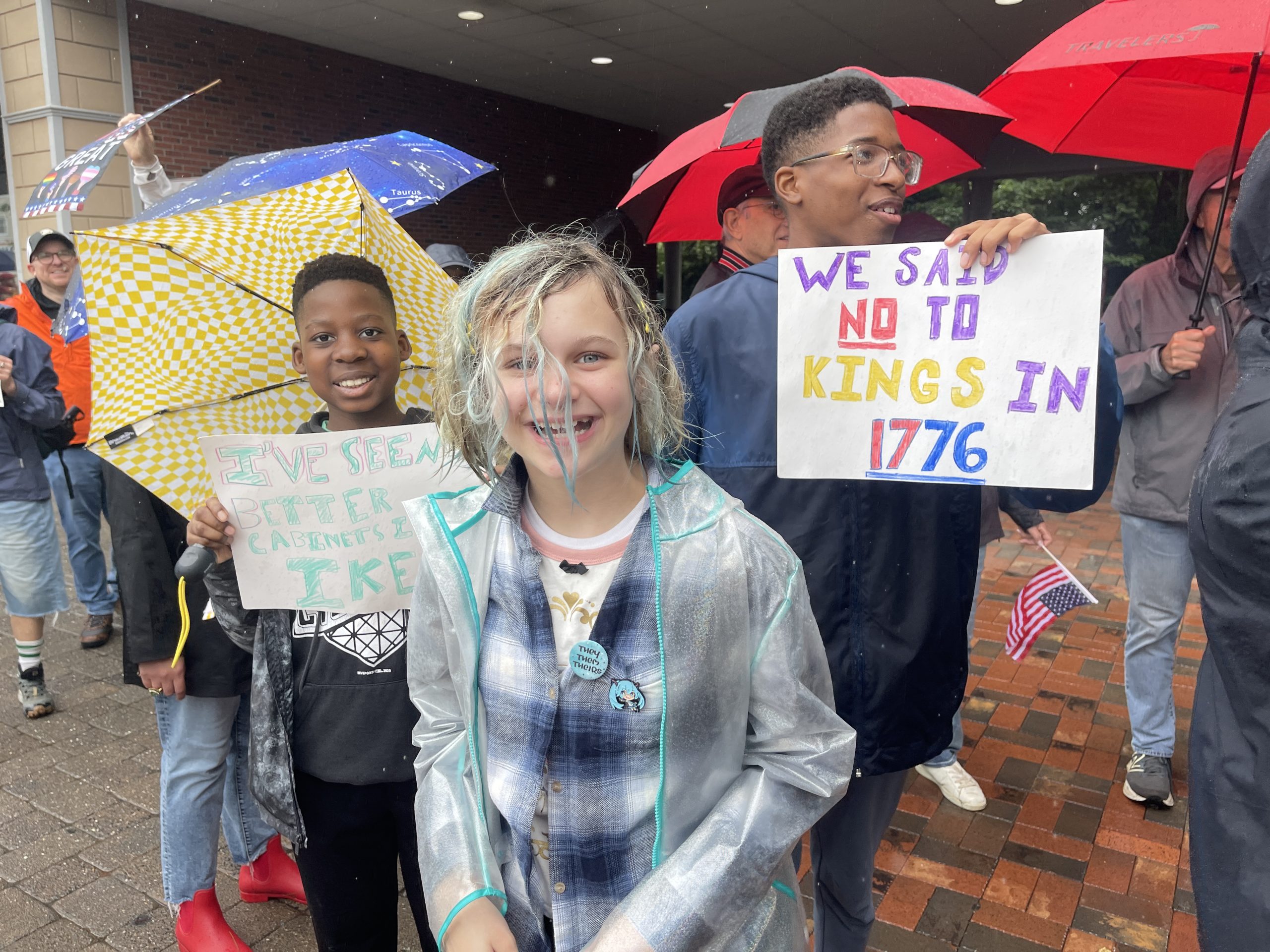 More Than 1400 Turn Out in Rain for Peaceful 'No Kings' Protest in ...
